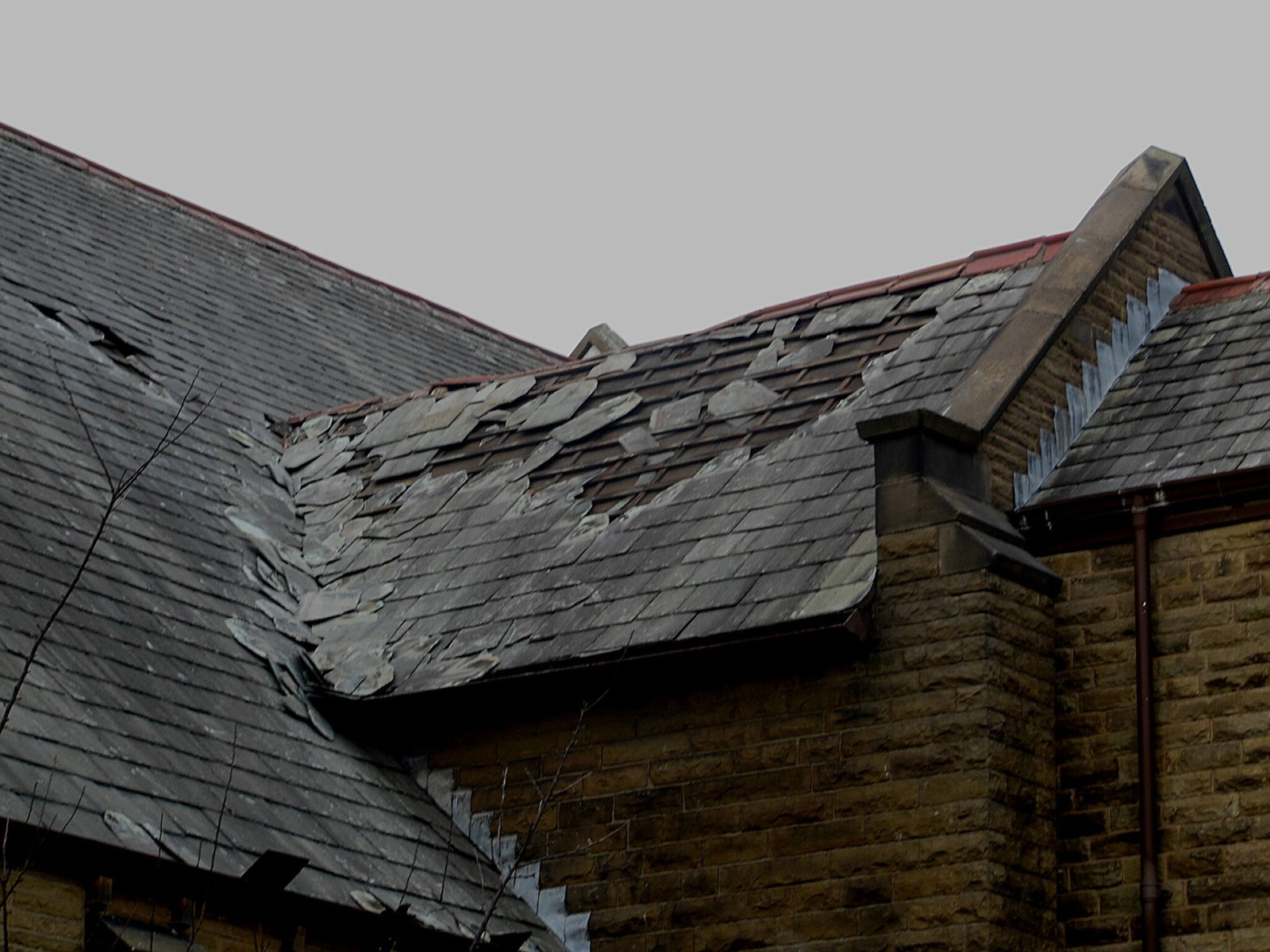 5 Warning Signs High Winds Damaged Your Roof | Pinnacle Exteriors
